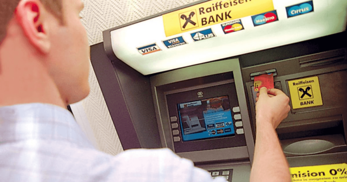 Raiffeisen Bank anunţă care sunt românii care vor plăti comision la retragerea de numerar de la ...